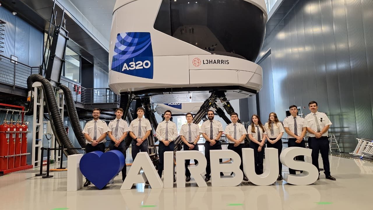 Chilean Flight School’s Students Visit Airbus FFS Training Centre in ...